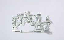 メンバーパネル | 製品事例 | 久野金属工業株式会社 | 複雑・高精度プレス加工の製品開発から量産まで一貫対応する、愛知県の金属加工メーカー